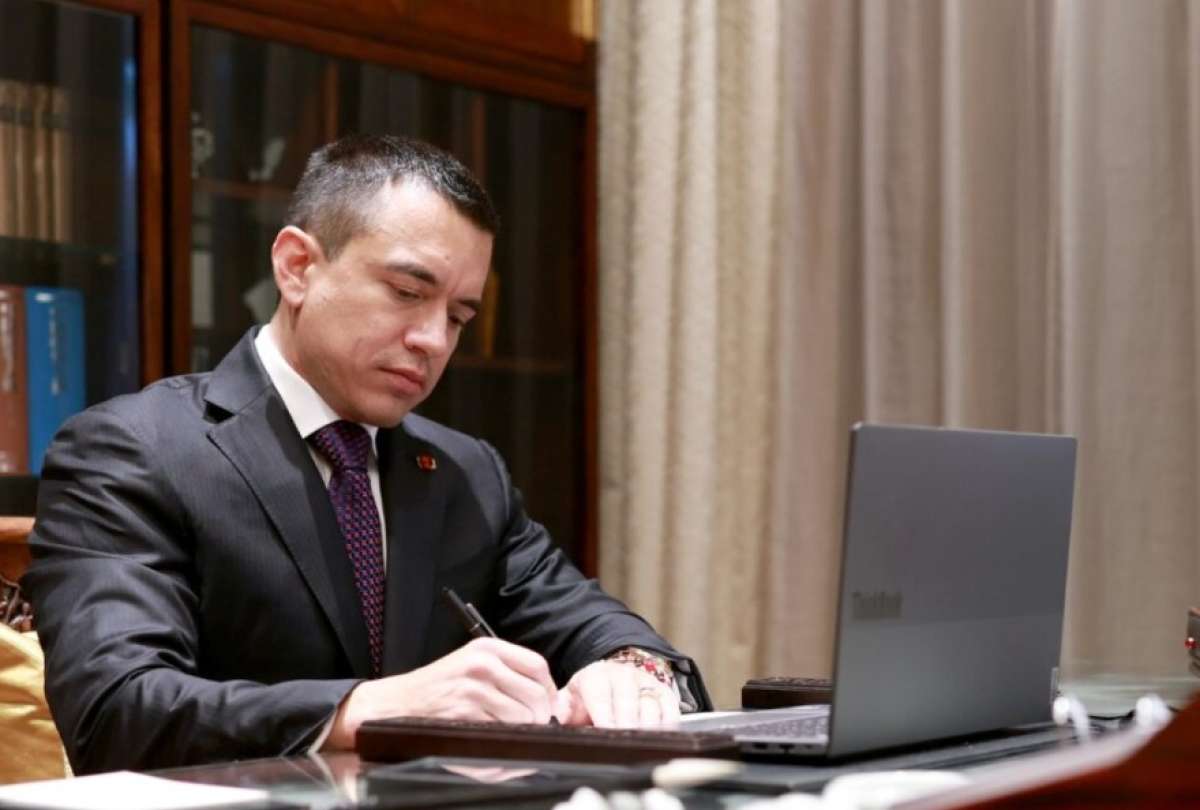 Presidente Noboa firma el Decreto 153 y vuelve a convocar a consulta popular para una Asamblea ...