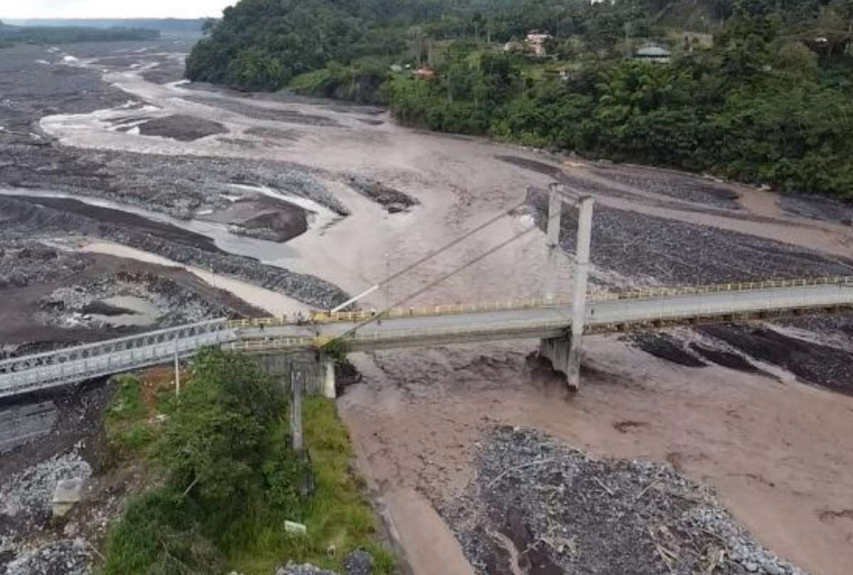 Caudal del Río Upano es represado por la acumulación de material ...